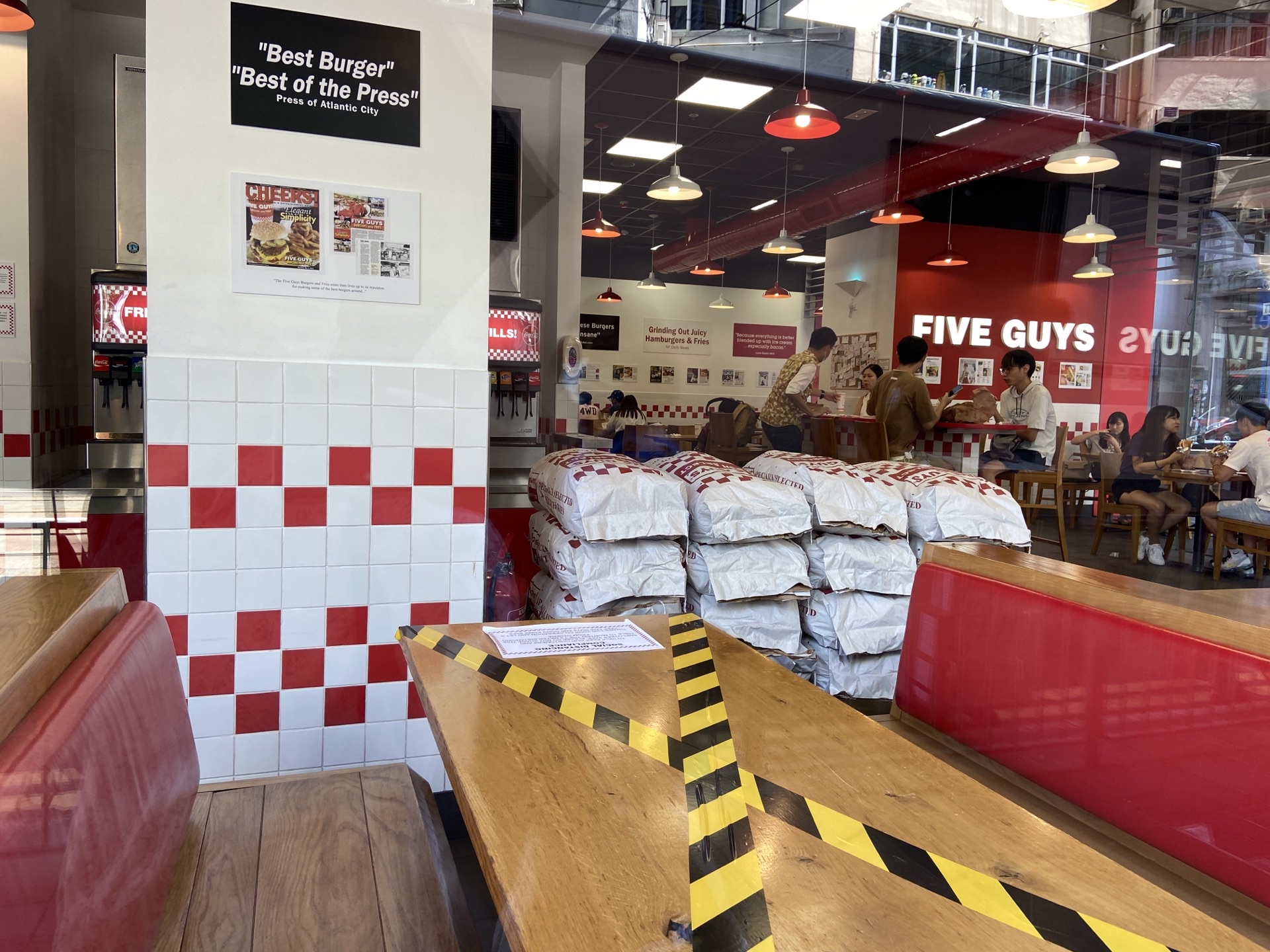 2023Five Guys(湾仔店)美食餐厅,五个家伙的汉堡都是用锡箔纸...【去哪儿攻略】