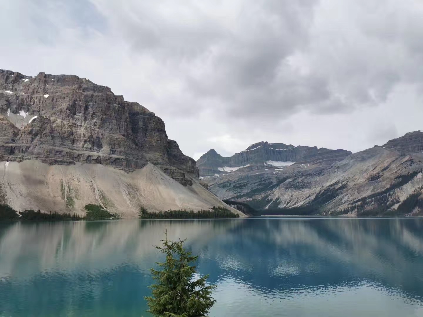 2023Bow Lake游玩攻略,依弓河前行，走近泛着蓝绿色...【去哪儿攻略】