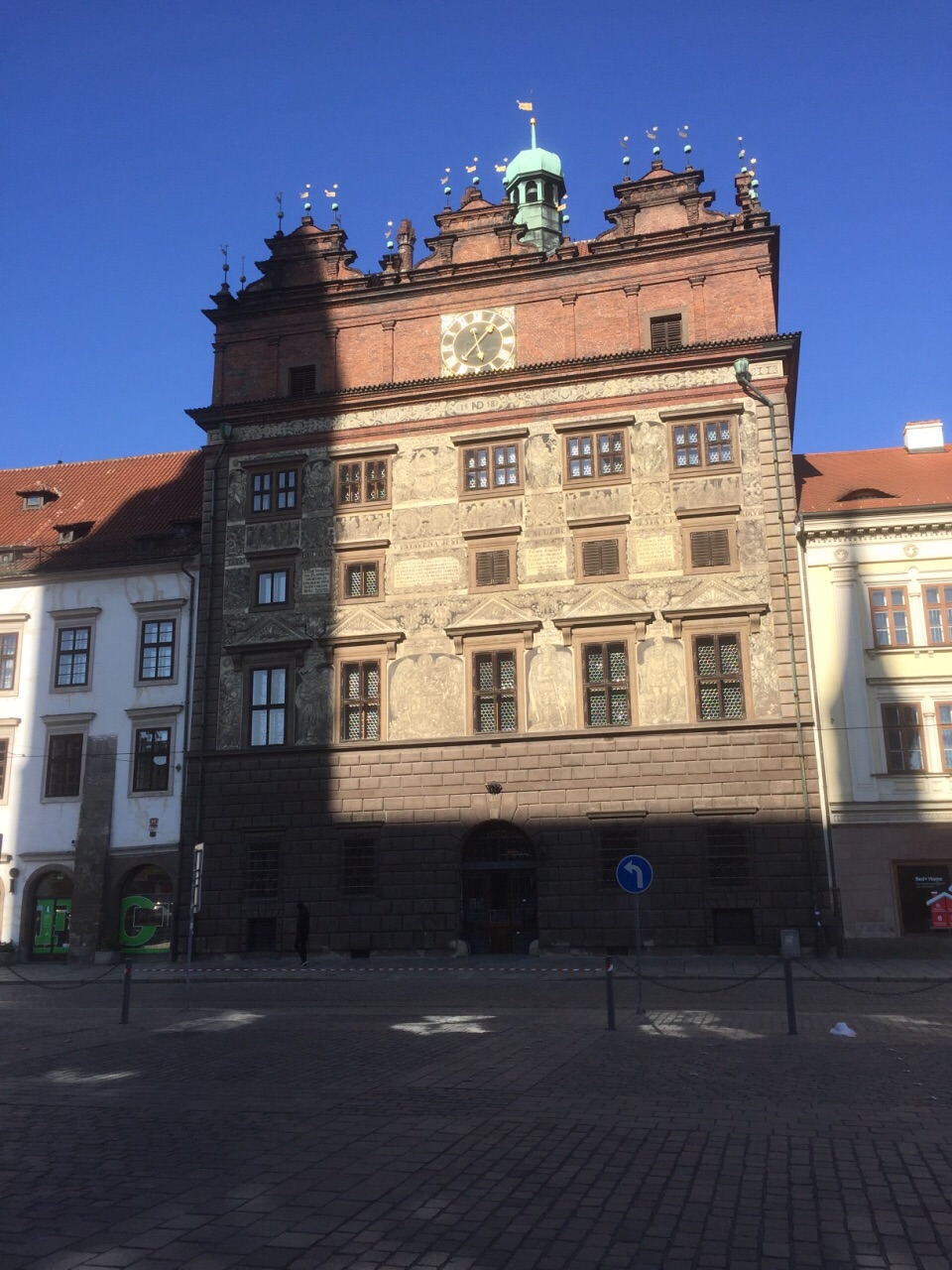 2026Renaissance Town Hall游玩攻略,...面，大楼中间是灰色，並雕...【去哪儿攻略】