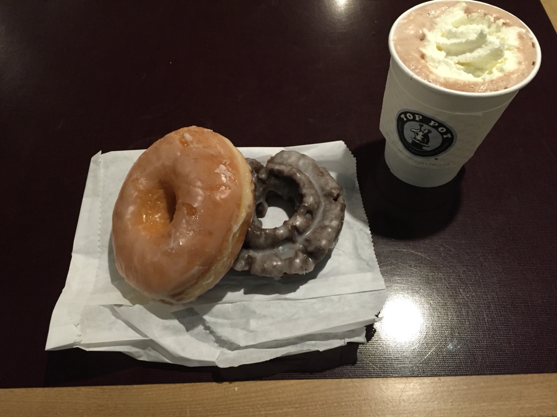 2023Top Pot Doughnuts美食餐厅,Got the old-fashioned choco...【去哪儿攻略】