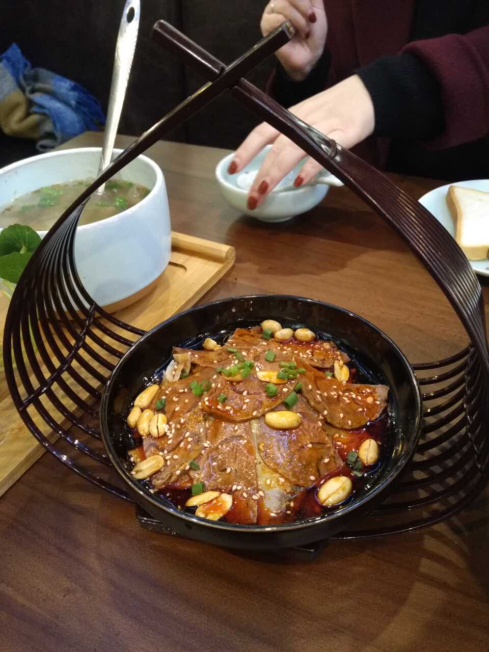 2025川腾府沸腾鱼美食餐厅,店堂内布置的简洁，幽雅，菜... 【去哪儿攻略】