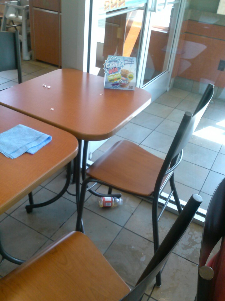 2023Tim Hortons美食餐厅,Place is small and cramped.... 【去哪儿攻略】