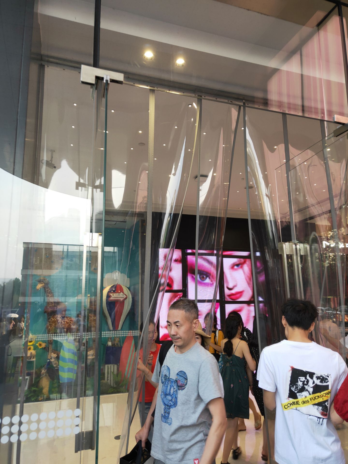 【携程攻略】杭州湖滨银泰IN77购物,湖滨银泰in77是位于杭州著名景点西湖边上的一个最新的大型购物中心，…