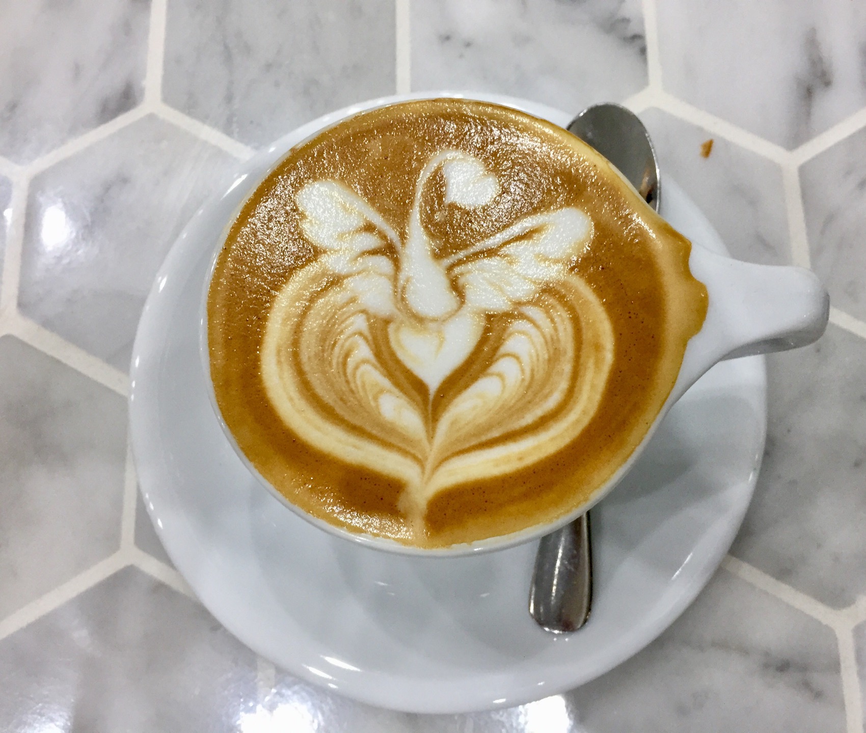 2026White Mojo Speciality Coffee & Roaster美食餐厅,Latte with fancy art 【去哪儿攻略】