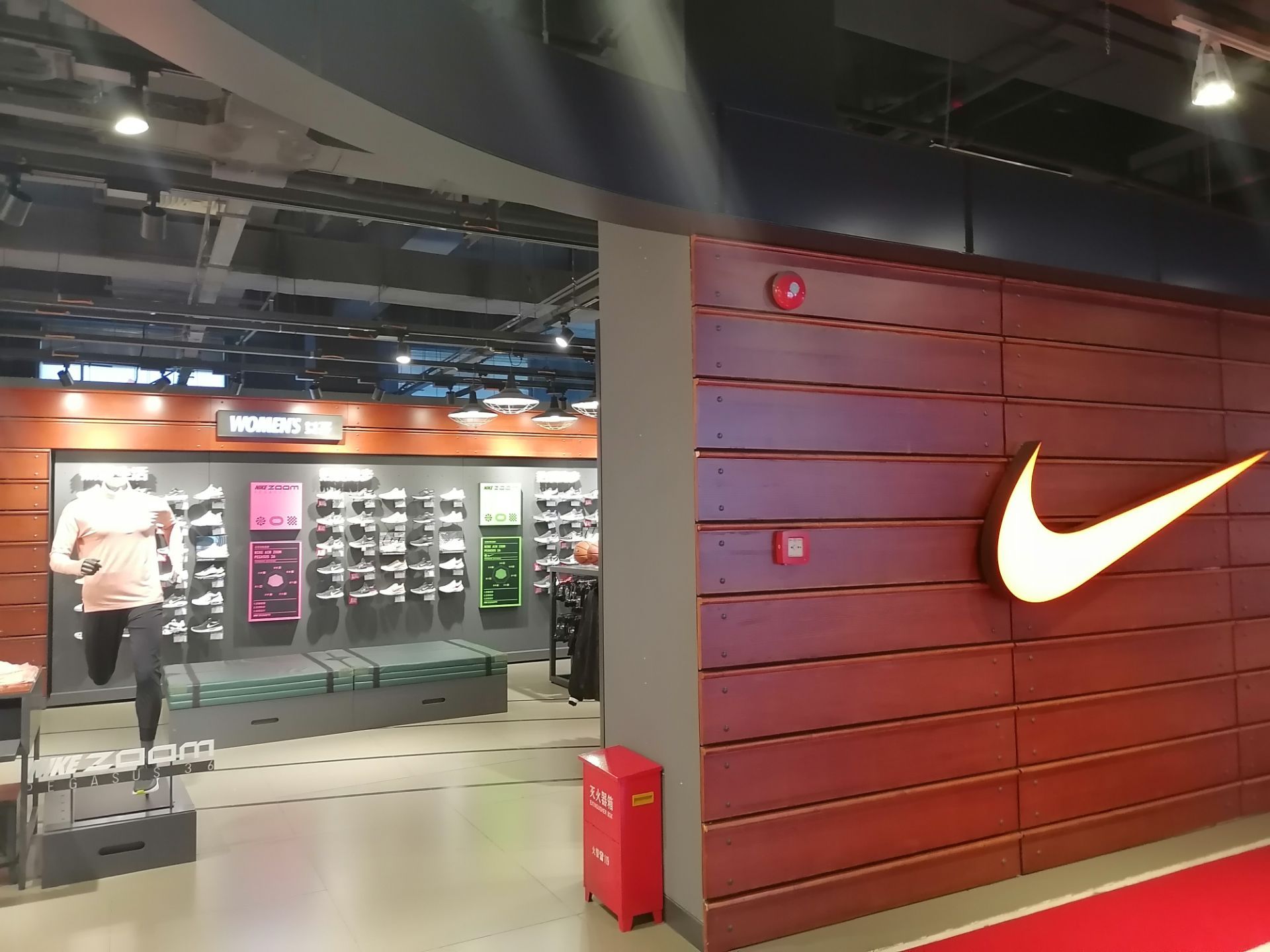 【携程攻略】上海NIKE购物,【环境】国际一线的运动用品门店，规模较大，内部环境整洁，装饰简约…