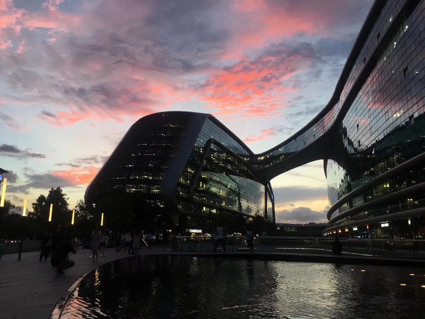 2024SkyBridge HQ天会（原凌空SOHO）游玩攻略,凌空soho标志性的火车头造型...【去哪儿攻略】