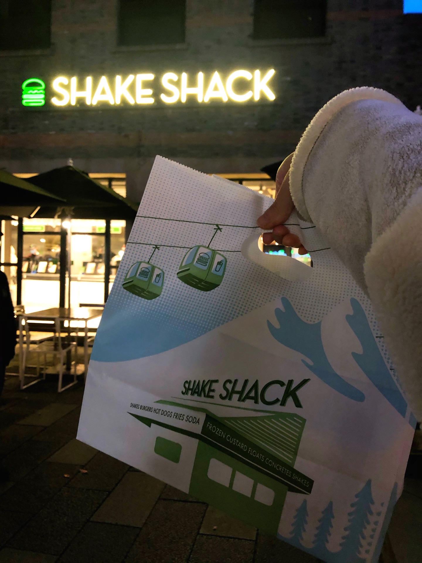 上海Shake Shack(上海新天地店)攻略,Shake Shack(上海新天地店)特色菜推荐/菜单/人均消费/电话/地址/菜系/点评/营业 ...