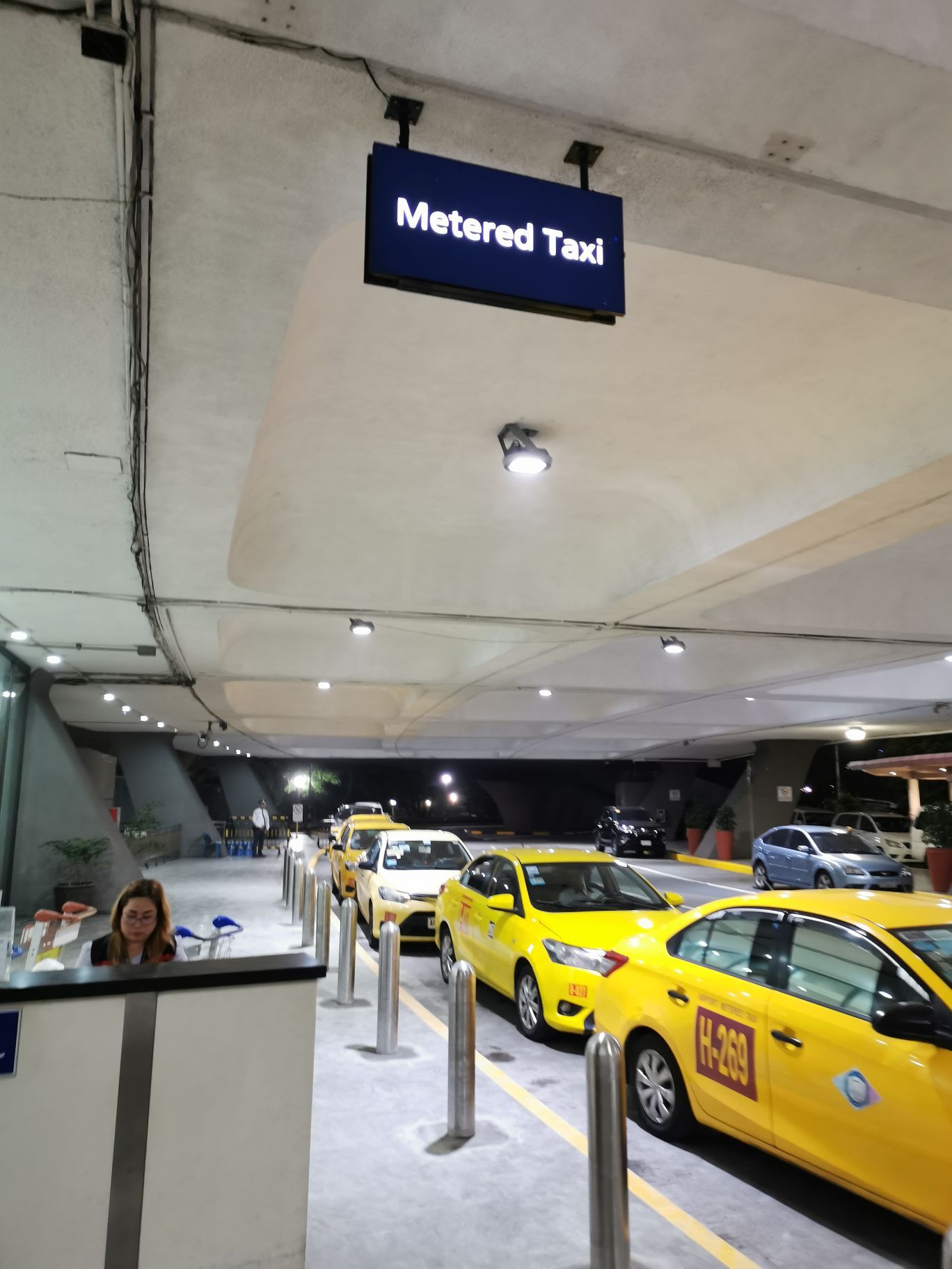 【携程攻略】尼诺伊阿基诺国际机场，Metered taxi 很直白的打表出租车站。T1出门，左手5米就是。告诉柜台…